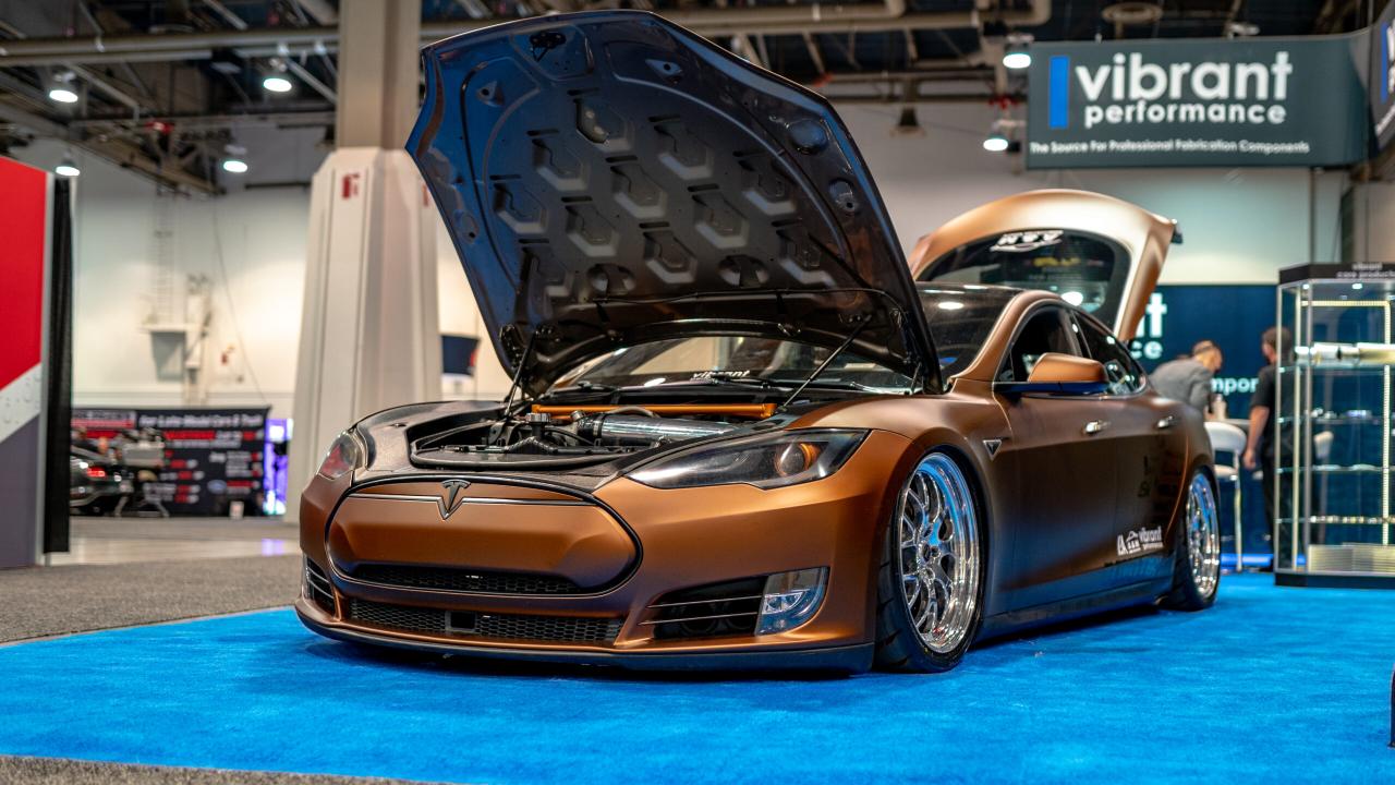 Nieuwszender laat precies enige V8-Tesla ter wereld zien in item over EV's