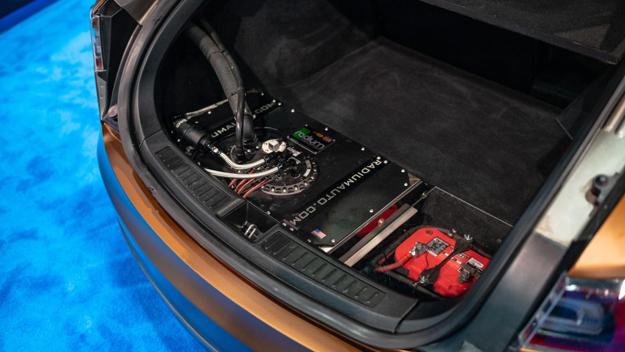 Nieuwszender laat precies enige V8-Tesla ter wereld zien in item over EV's