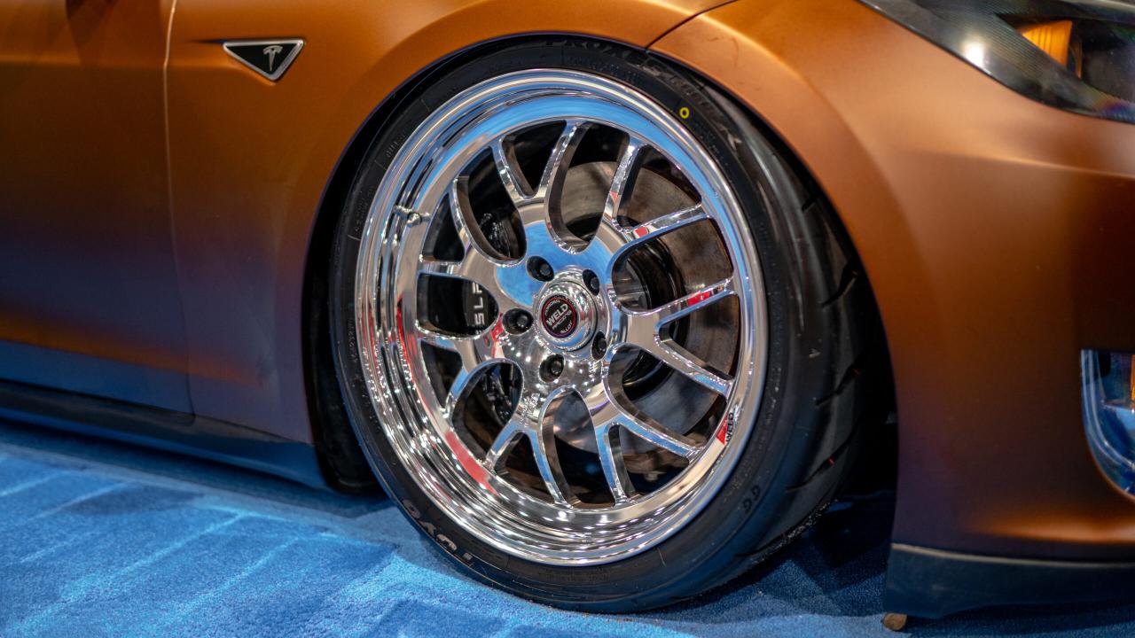 Nieuwszender laat precies enige V8-Tesla ter wereld zien in item over EV's