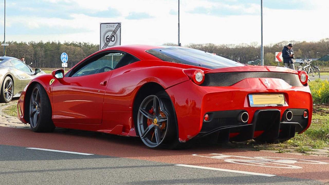 Ferrari 458 Speciale rijdt velg kapot op betonblok langs de weg - TopGear