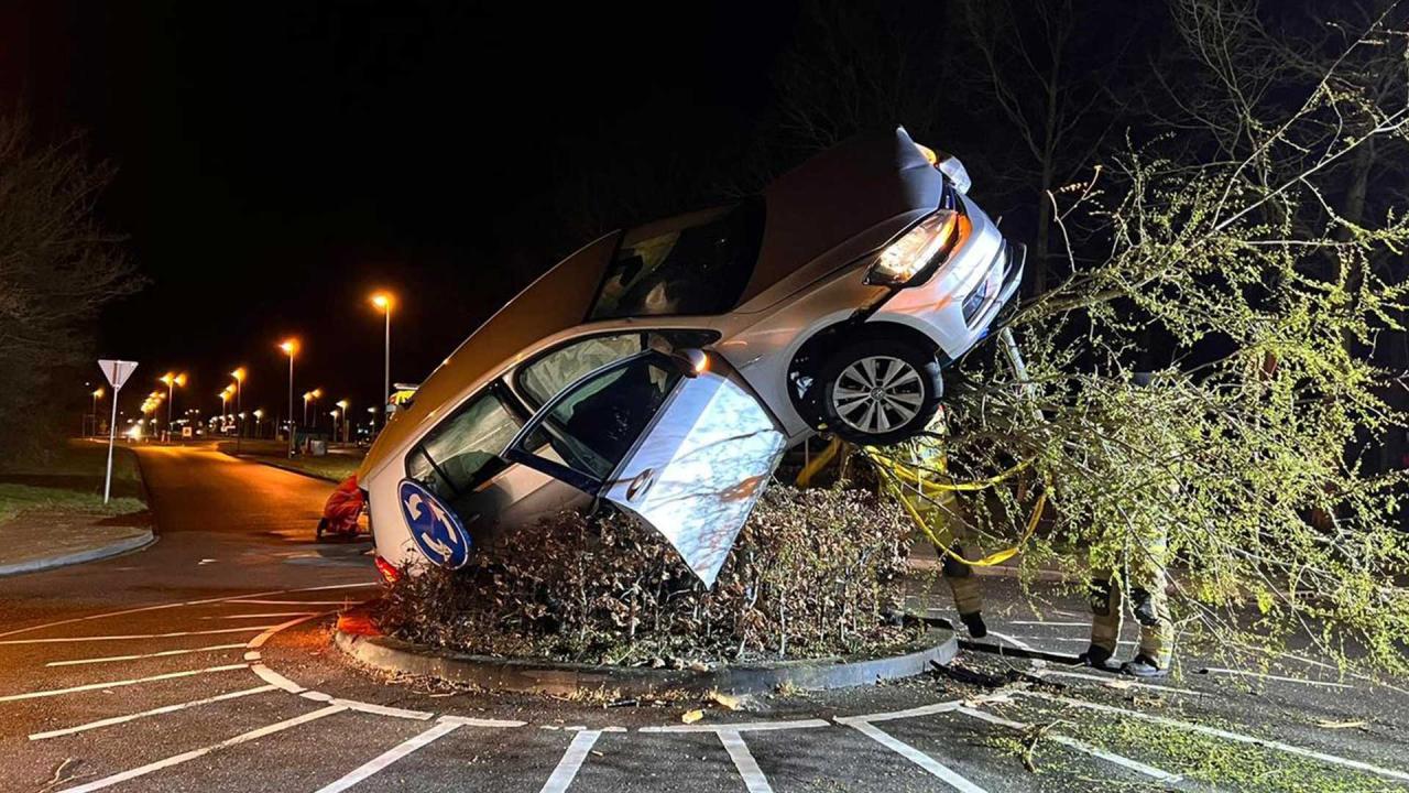 Volkswagen Golf crasht op bijzondere wijze op rotonde - TopGear