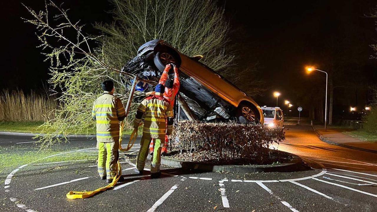 Volkswagen Golf crasht op bijzondere wijze op rotonde - TopGear