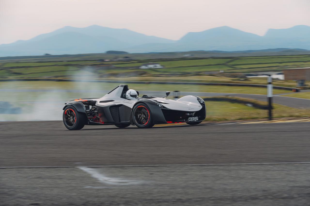 BAC Mono R of BMW M 1000 RR: Welke moet je hebben?
