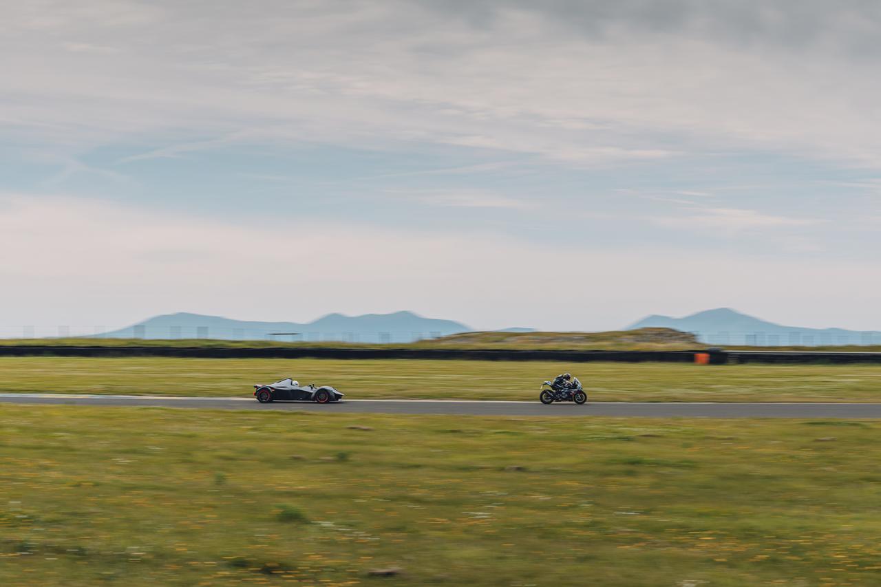 BAC Mono R of BMW M 1000 RR: Welke moet je hebben?