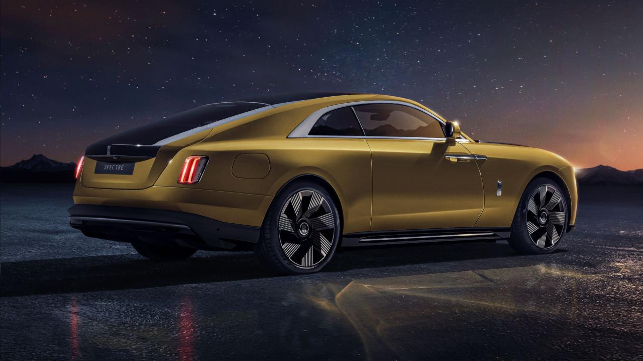 De Rolls-Royce Spectre is de eerste EV van RR (en komt verder dan de V12's)