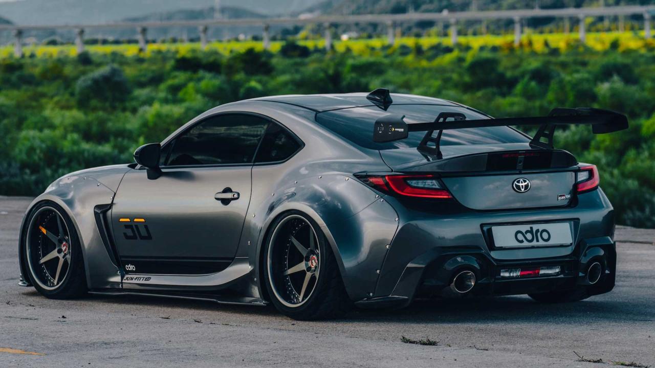 De widebodykit op deze Toyota GR86 weegt maar liefst 110 kilo
