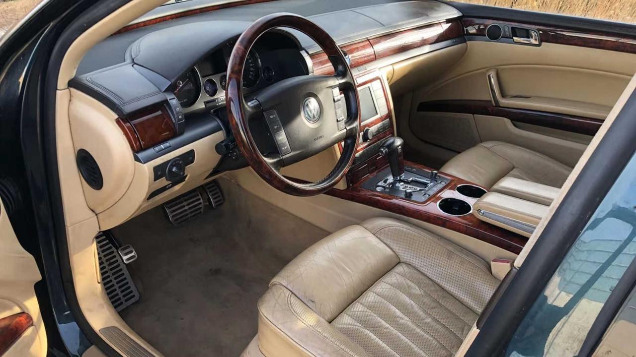 Deze (goedkope) VW Phaeton V8 wil graag een echte Bentley zijn