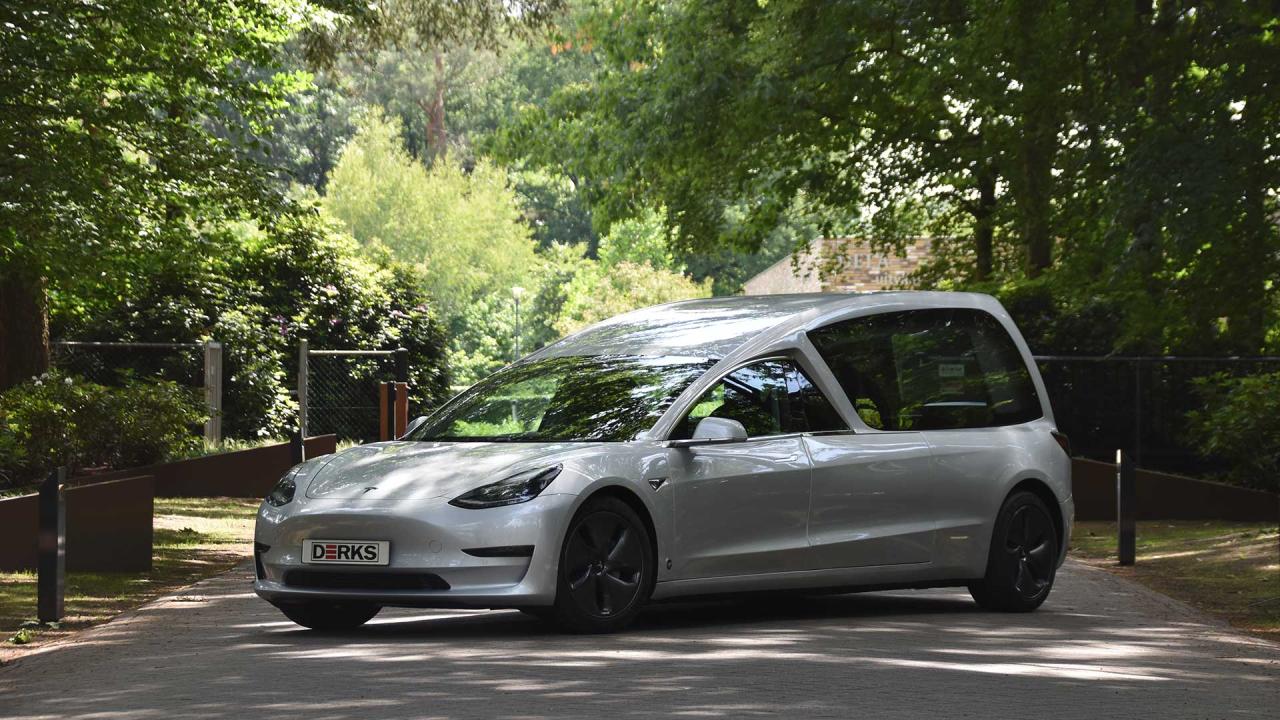 Deze Tesla lijkwagen komt uit Nederland en staat te koop