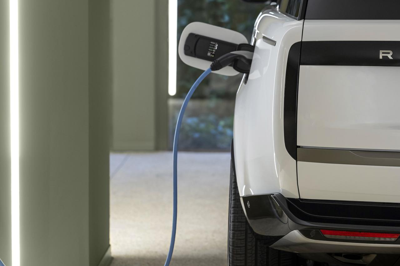 Land Rover Range Rover P440e AWD PHEV HSE review (2023)