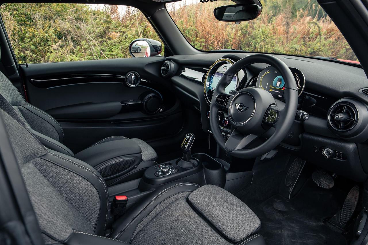 Welke Mini is leuker om te rijden: de Electric of de oude Cooper?