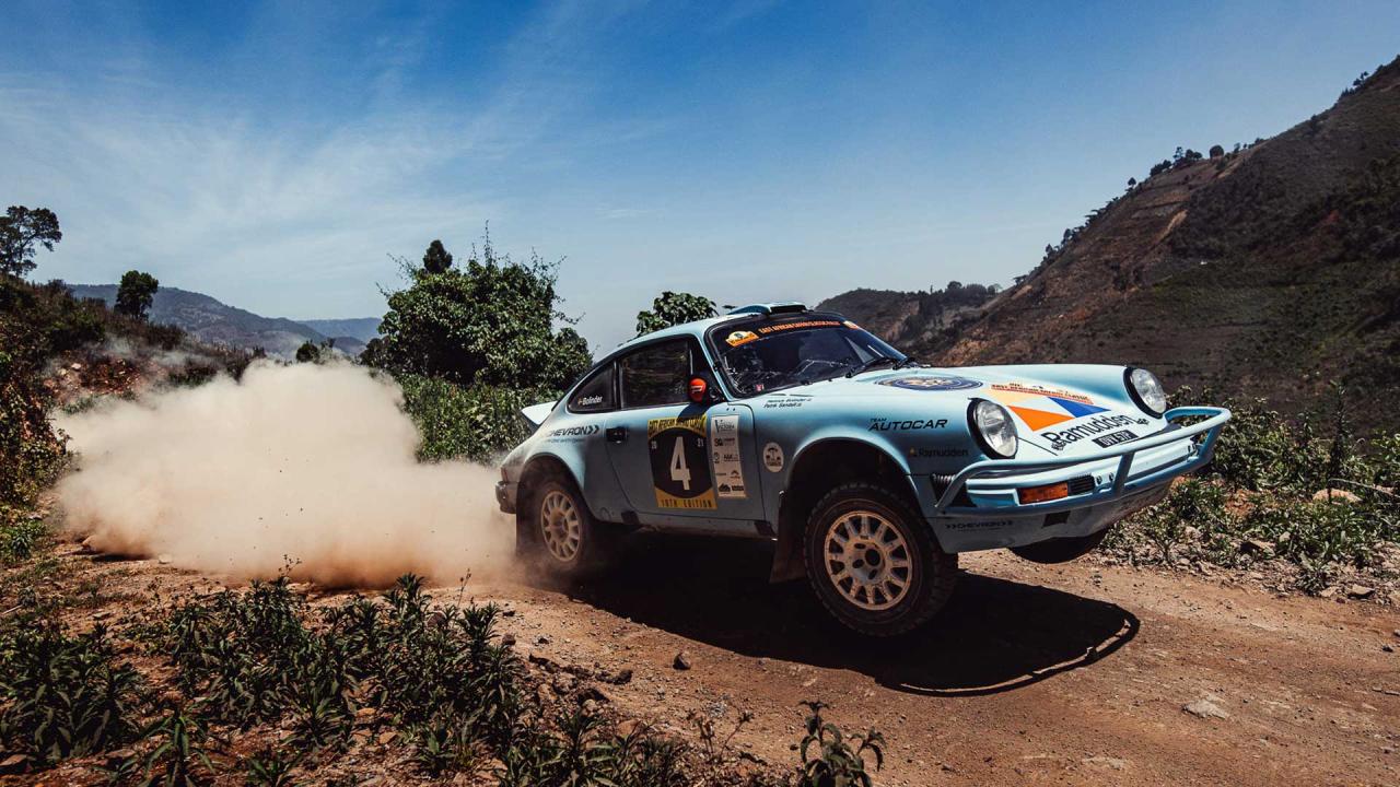 Klassieke Porsches happen stof tijdens de Safari Classic Rally