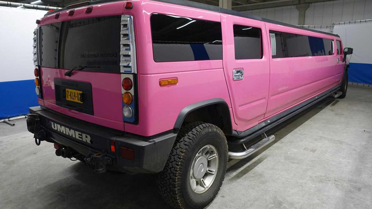 Deze roze Hummer H2 limo kan van jou zijn - TopGear