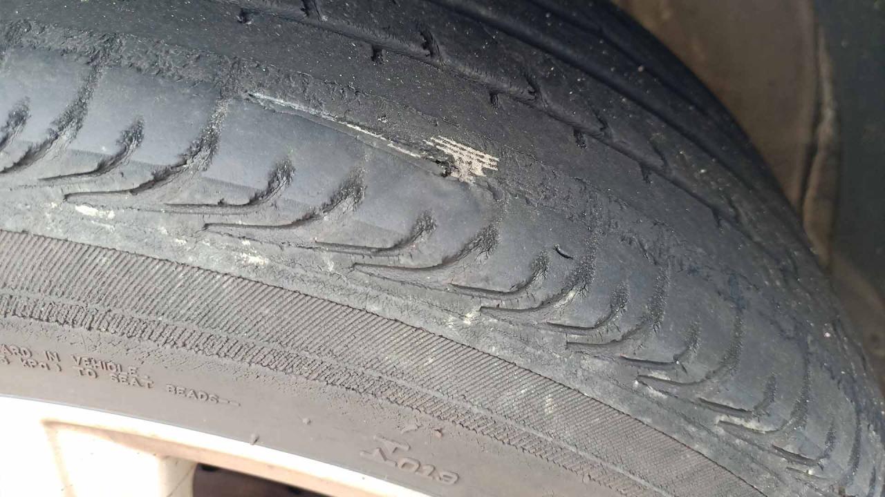 Zoveel Nederlandse auto's rijden op te versleten banden - TopGear