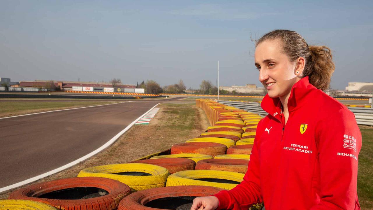 Maya Weug gaat namens Ferrari in de F1 Academy rijden - TopGear