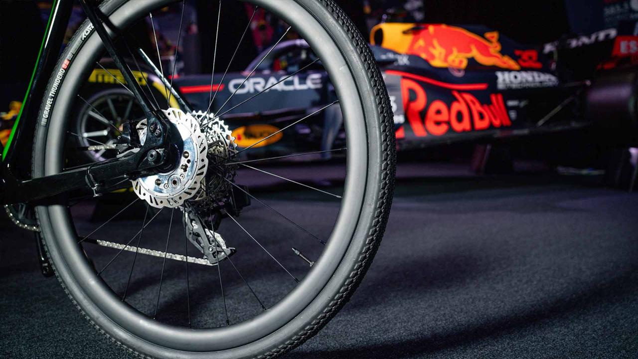 Uitvinding van Red Bull verandert gewone fiets in een elektrische - TopGear