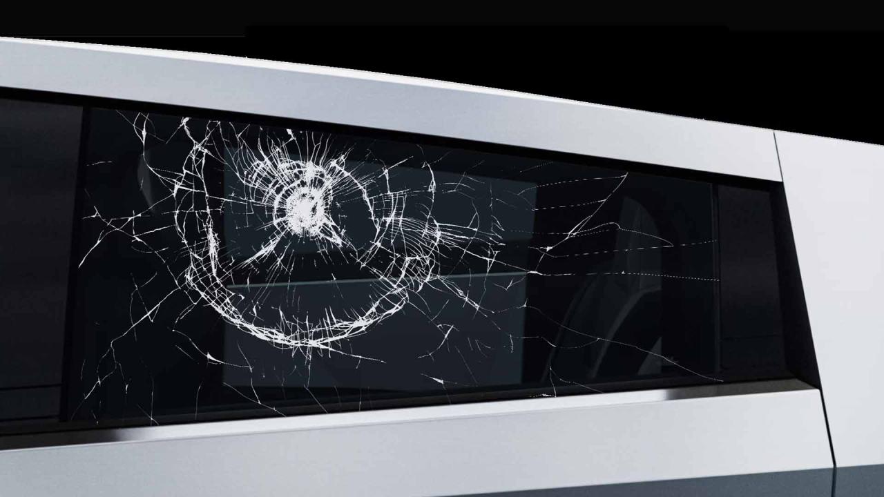 Tesla verkoopt sticker met barst in de ruit van Cybertruck - TopGear