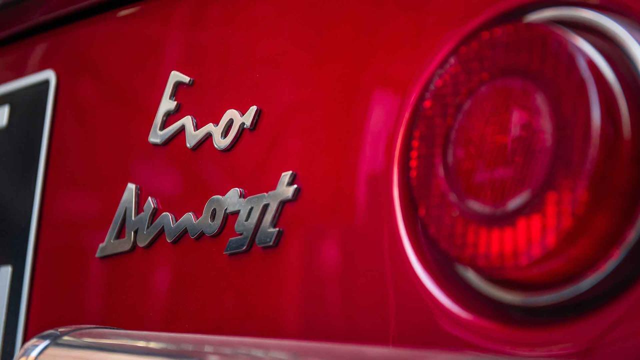 Hoe rijdt een Ferrari Dino restomod met modernere V8? - TopGear