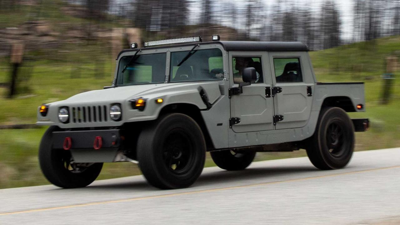 Deze elektrische Cyber Hummer is sneller dan een McLaren Senna - TopGear
