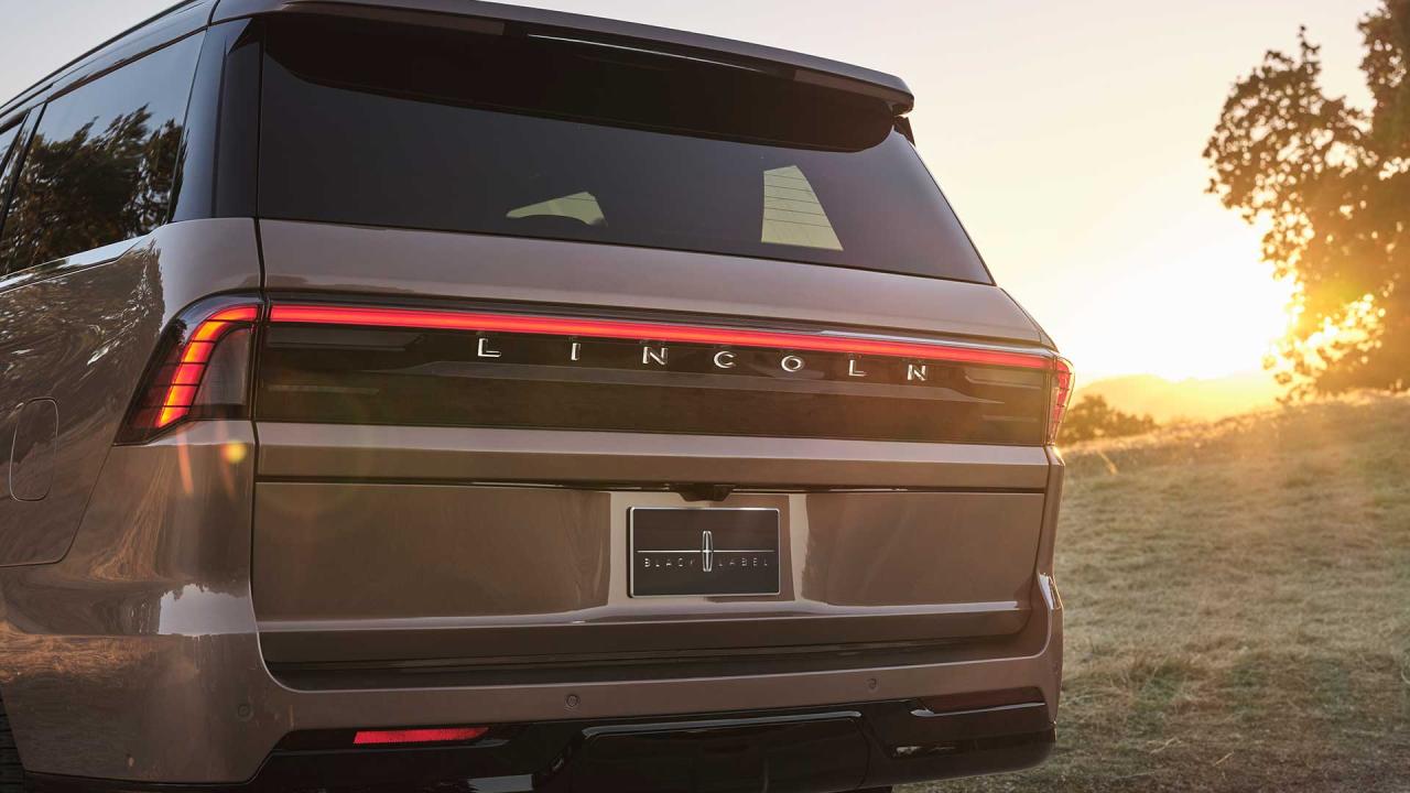 Lincoln Navigator: acht zitplaatsen en een 48-inch (!) scherm - TopGear