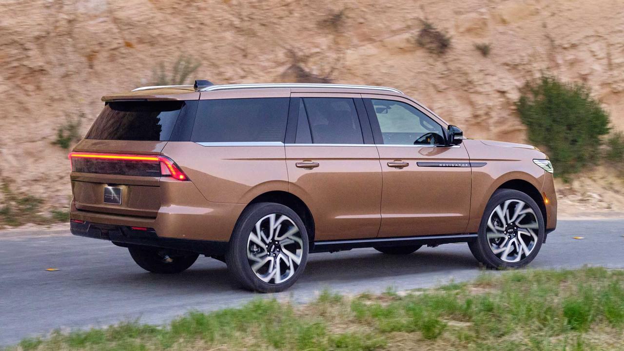 Lincoln Navigator: acht zitplaatsen en een 48-inch (!) scherm - TopGear