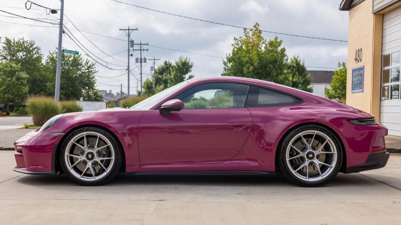 Porsche 911 GT3 Touring in Rubystone Red kan van jou zijn