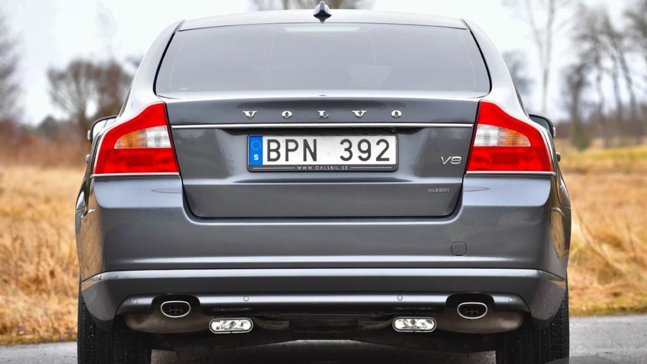Deze (zeer zeldzame) verlengde Volvo S80 met heerlijke V8 kan van jou ...