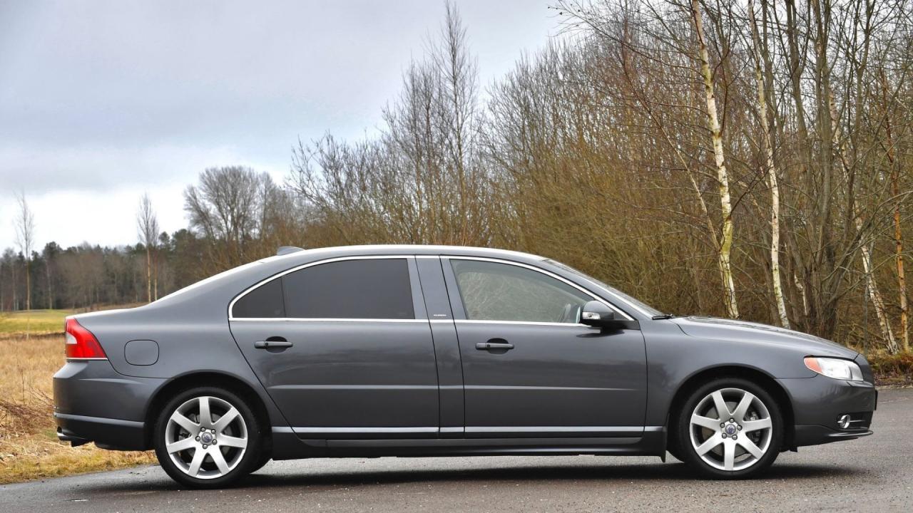 Deze (zeer zeldzame) verlengde Volvo S80 met heerlijke V8 kan van jou ...