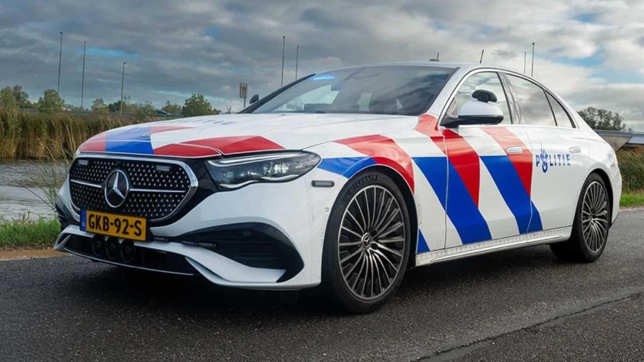 Hoe ziet het nieuwe logo op politieauto's in Nederland eruit?