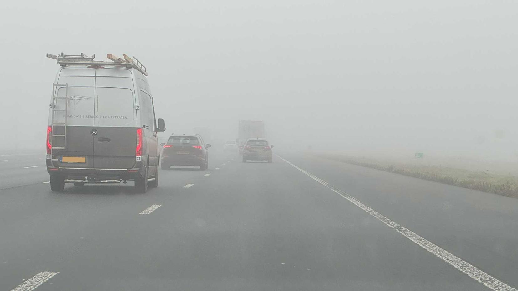 Waarom veel mensen zonder verlichting door de mist rijden