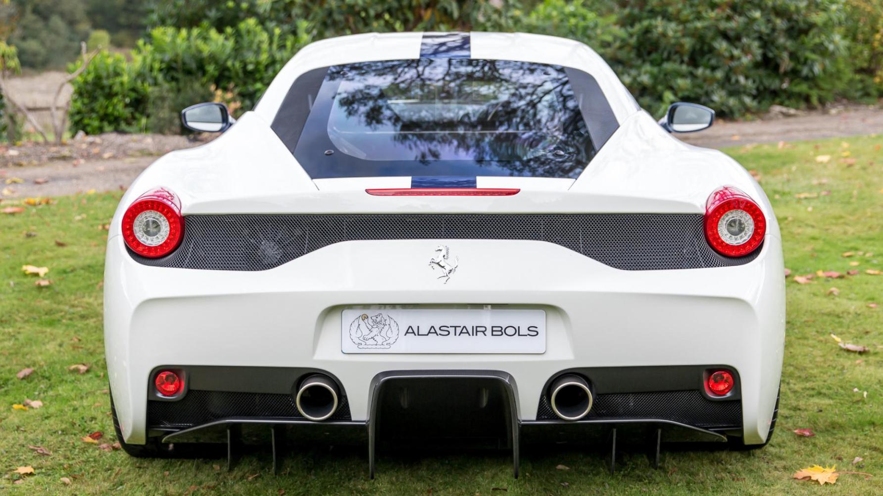 Witte Ferrari 458 Speciale en McLaren 675 LT staan samen te koop