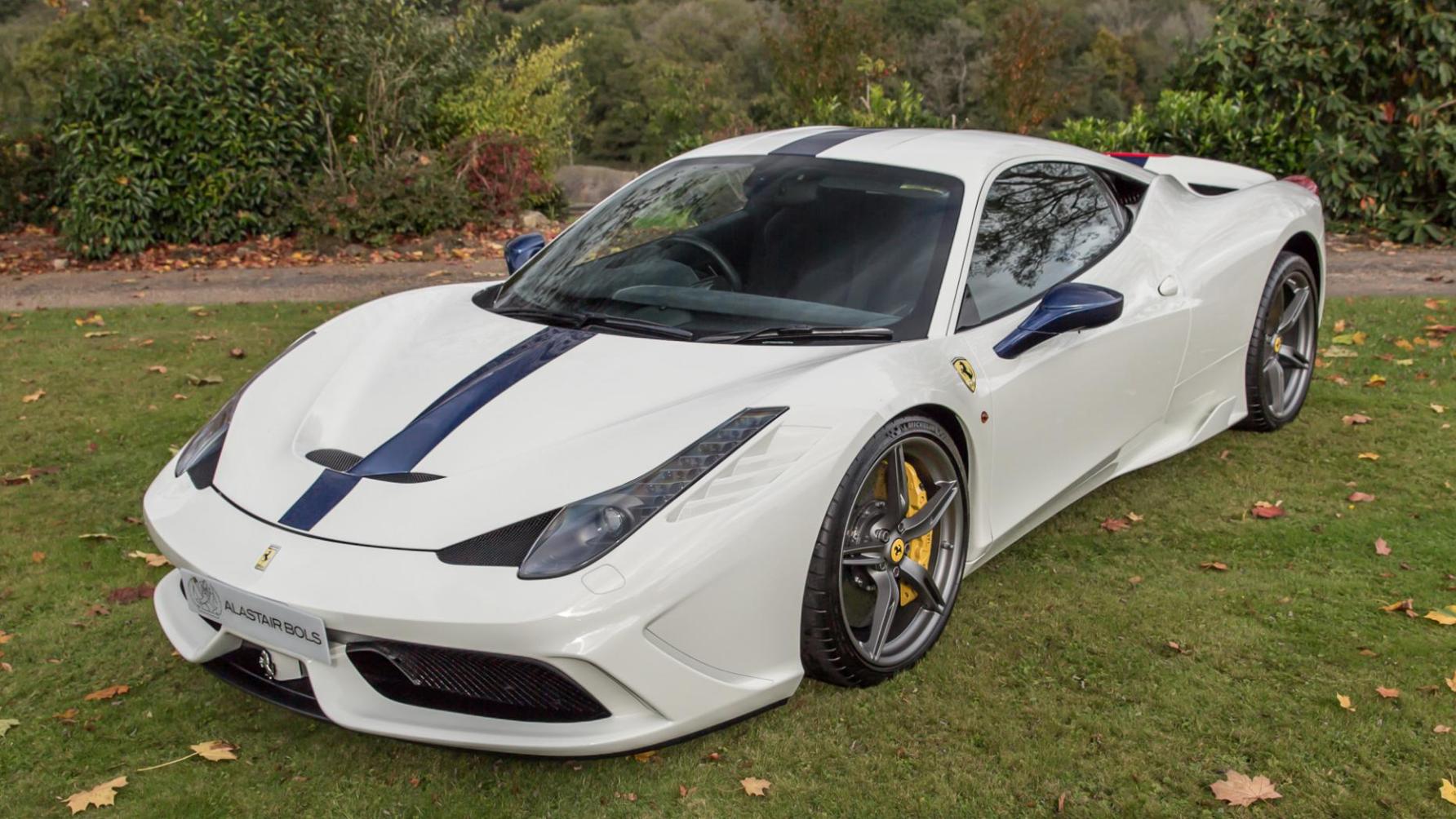 Witte Ferrari 458 Speciale en McLaren 675 LT staan samen te koop