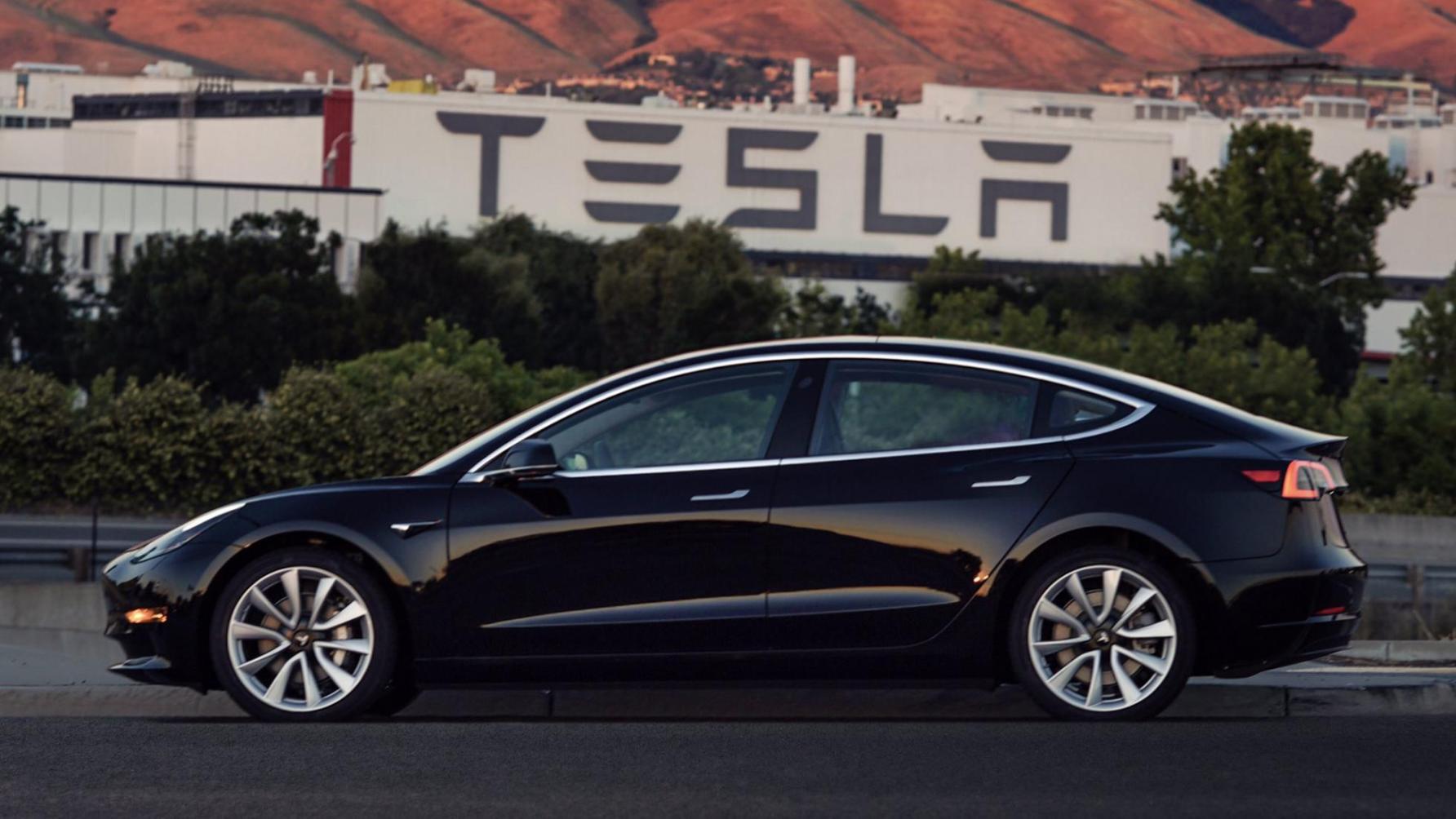 De eerste Tesla Model 3 ooit - dit is hem - TopGear Nederland