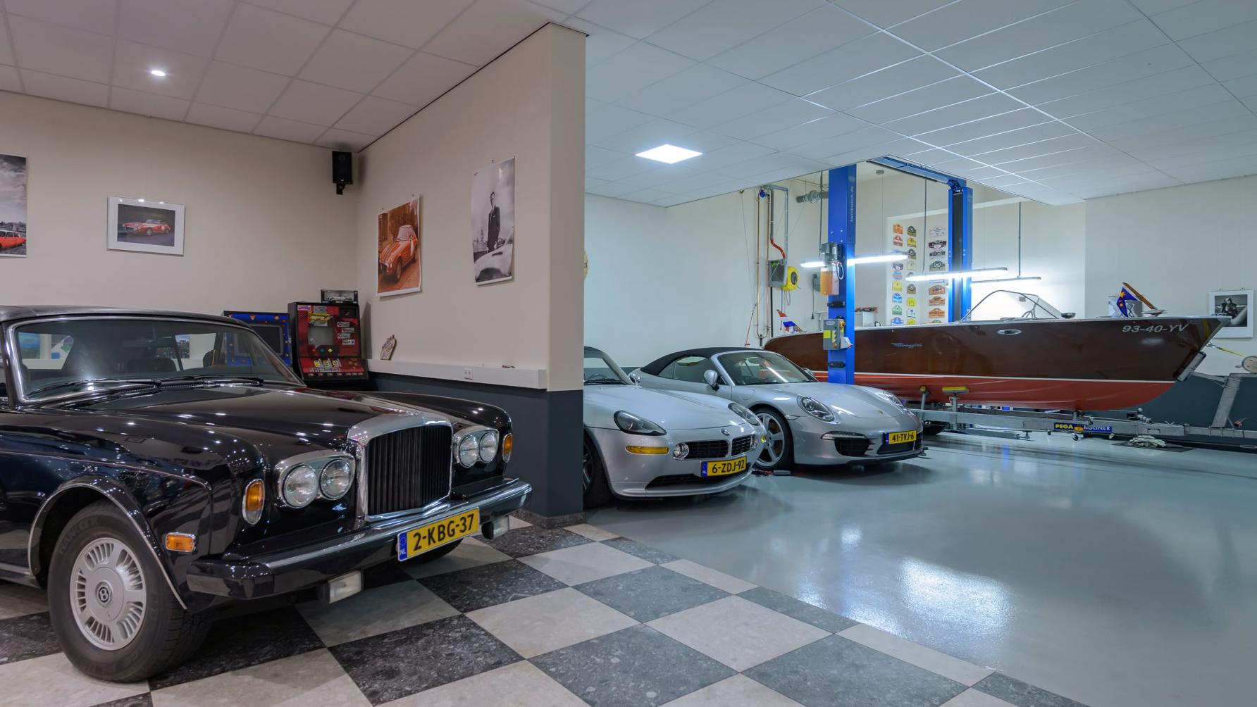Dit Nederlandse huis heeft zijn eigen autobrug en showroom - TopGear