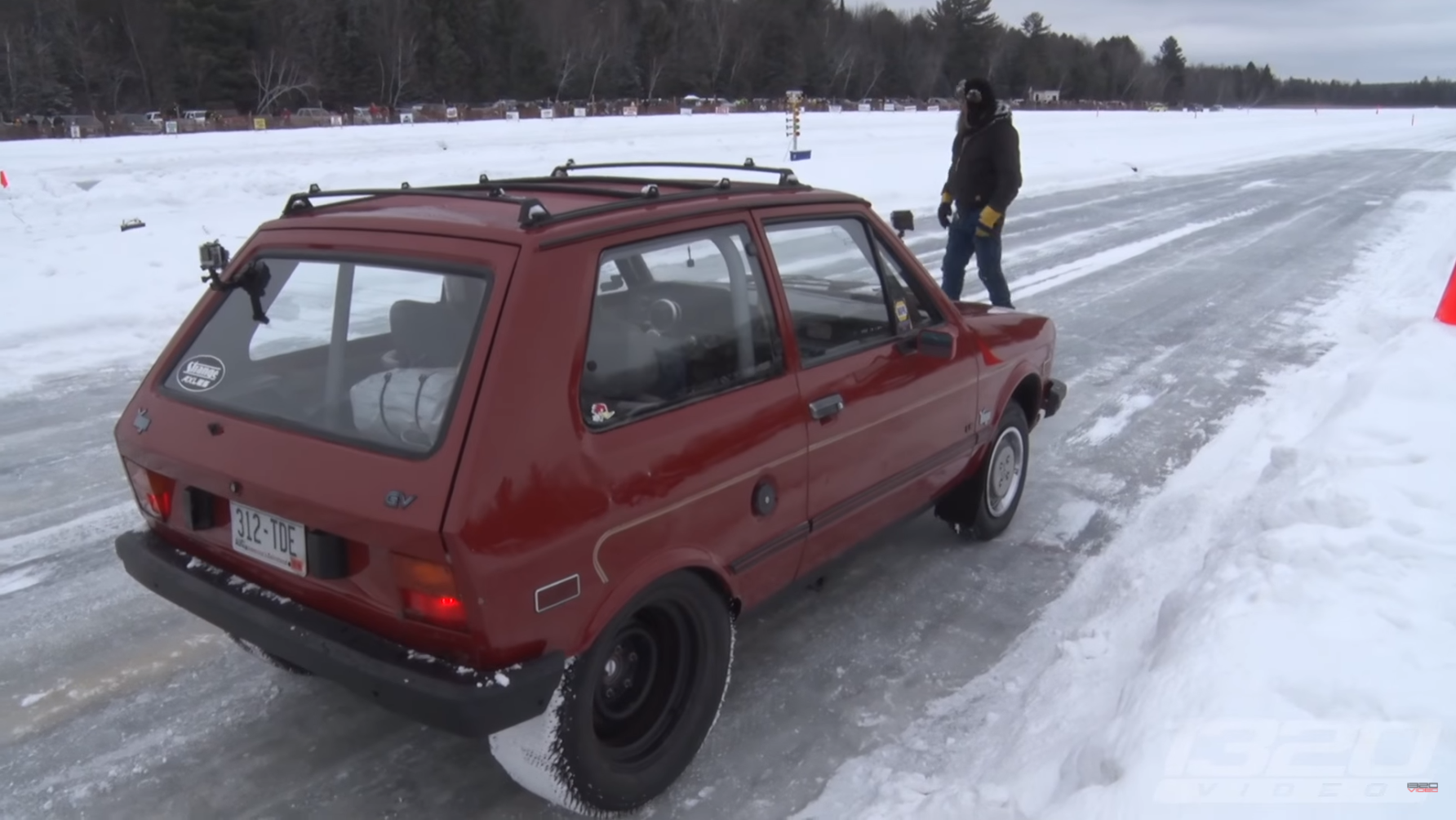Yugo met V8-motor dragracet op ijs - TopGear Nederland