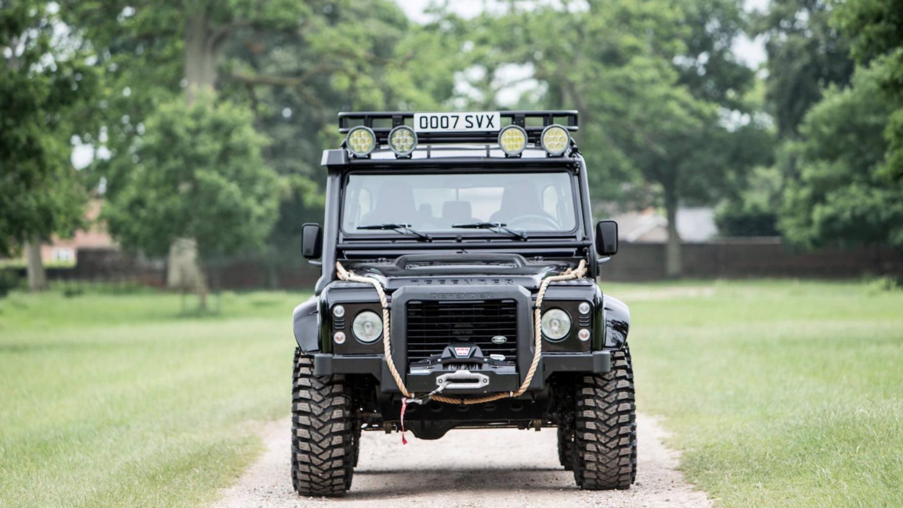 Originele LaRo Defender uit Spectre kan van jou zijn - TopGear Nederland