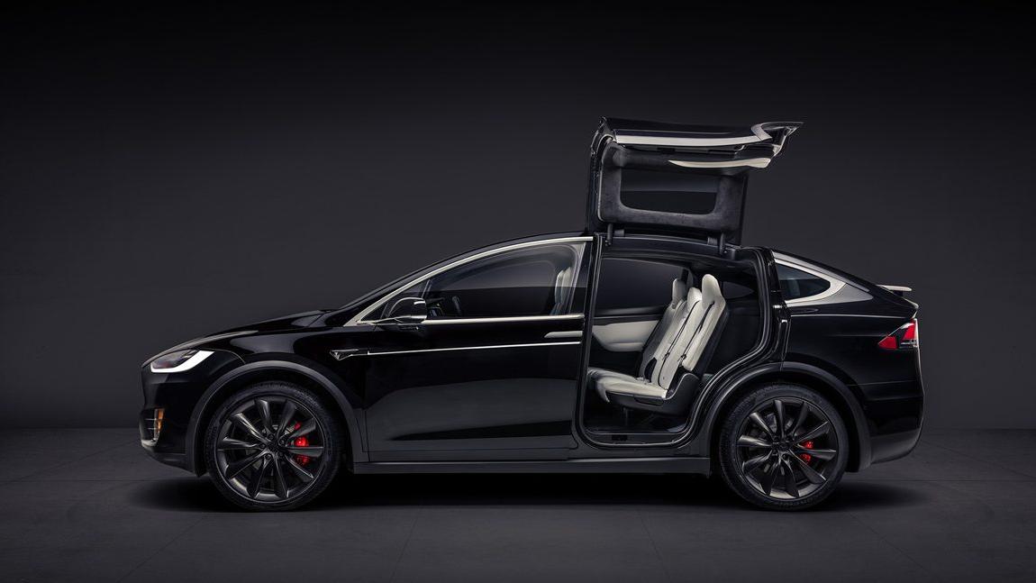 Tesla Model X rijdt met open deur tegen de muur - TopGear Nederland