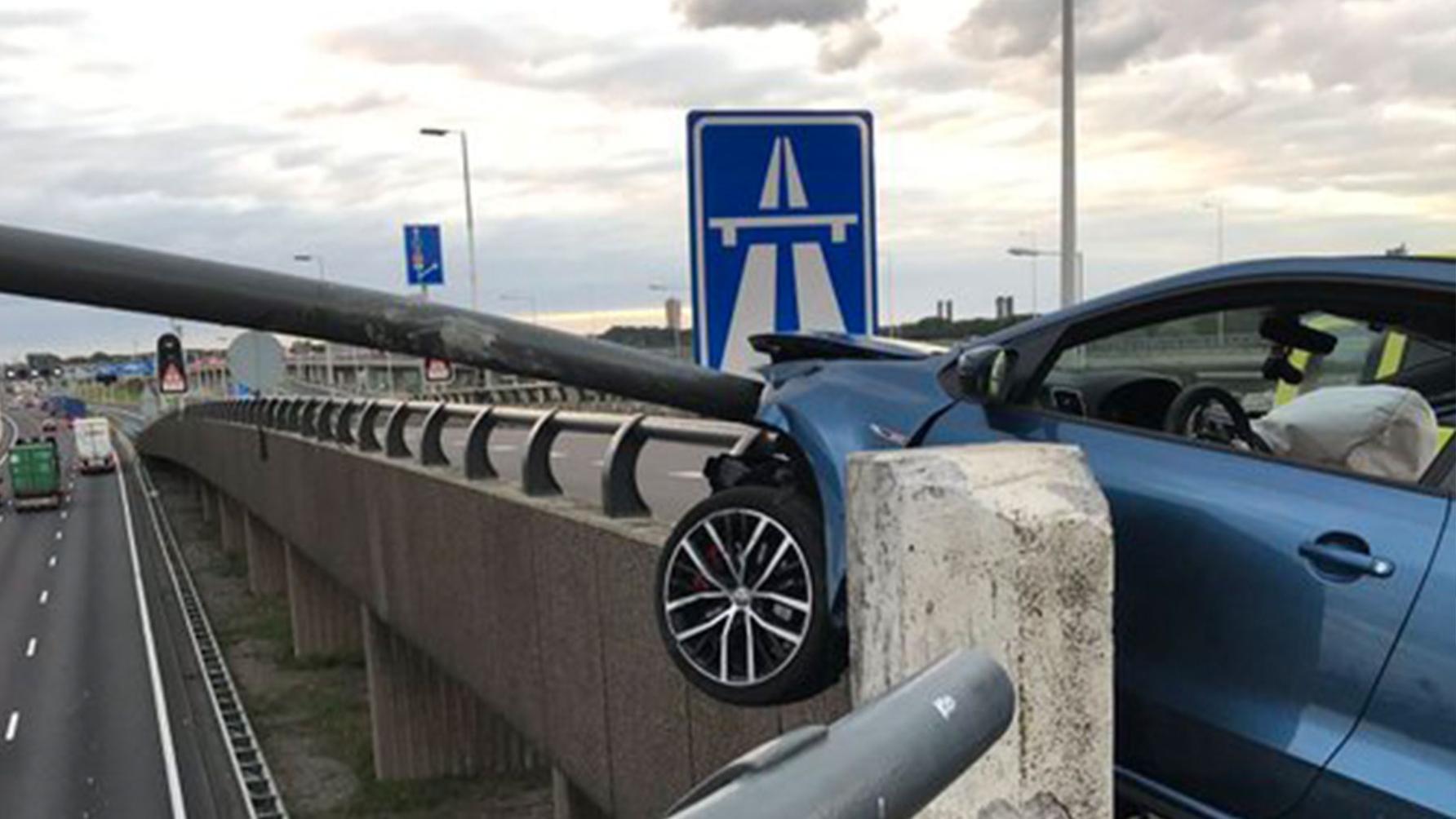 VW Polo GTI crasht boven de snelweg A15 - TopGear Nederland