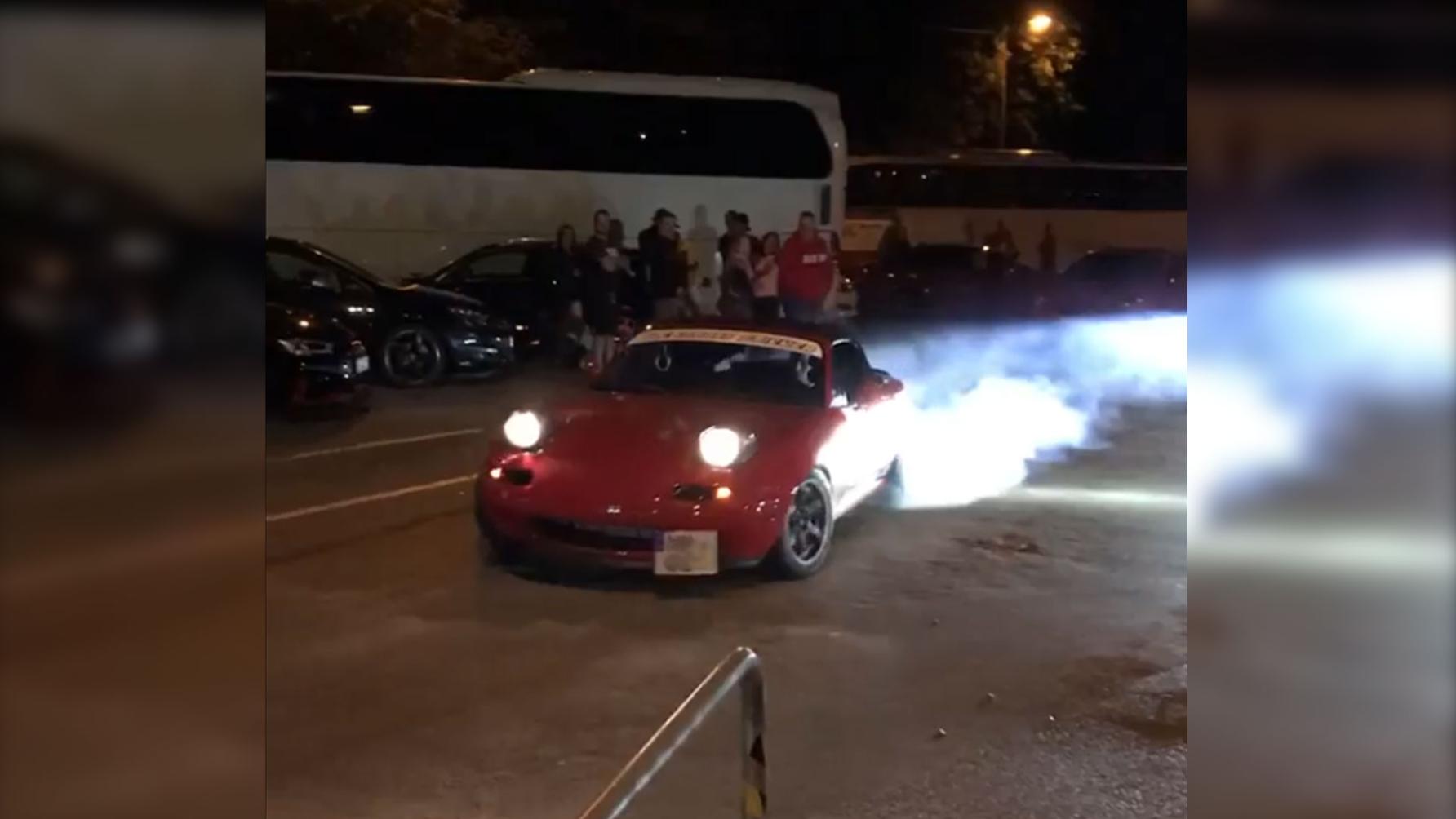 Mazda MX-5 doet burnout, ziet politie over het hoofd - TopGear