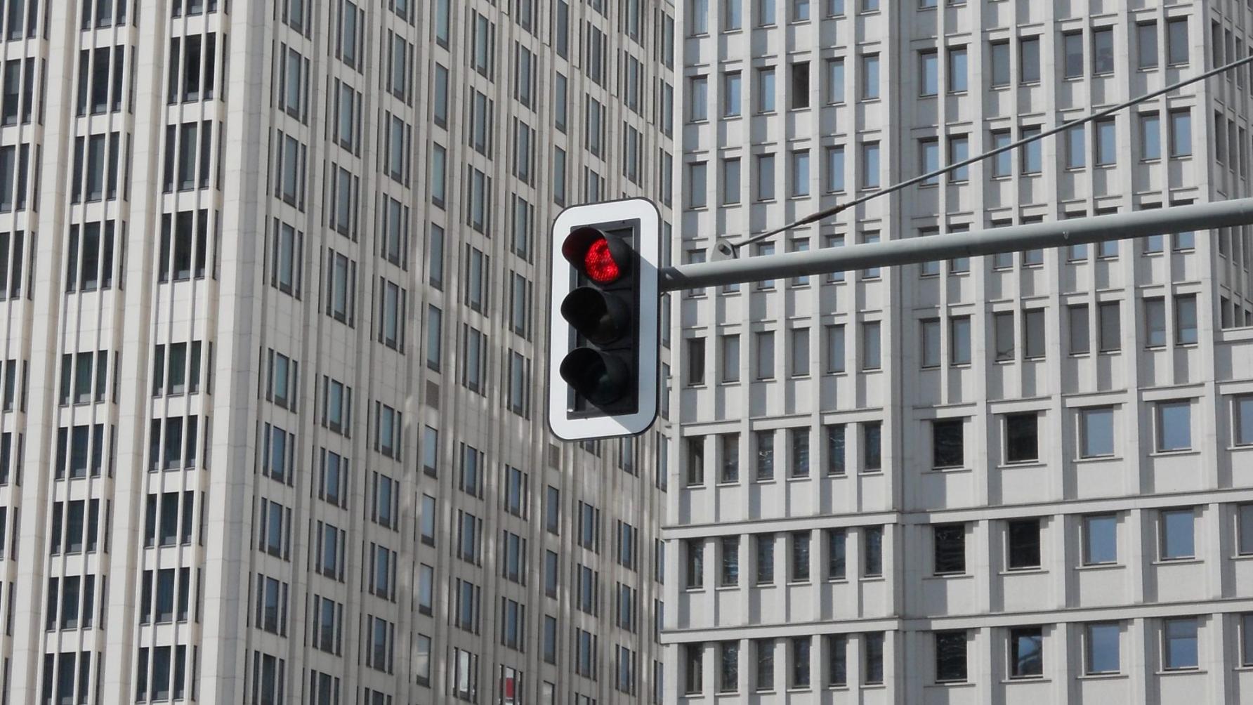 Waarom duurt het zo lang voordat het stoplicht groen wordt? - TopGear