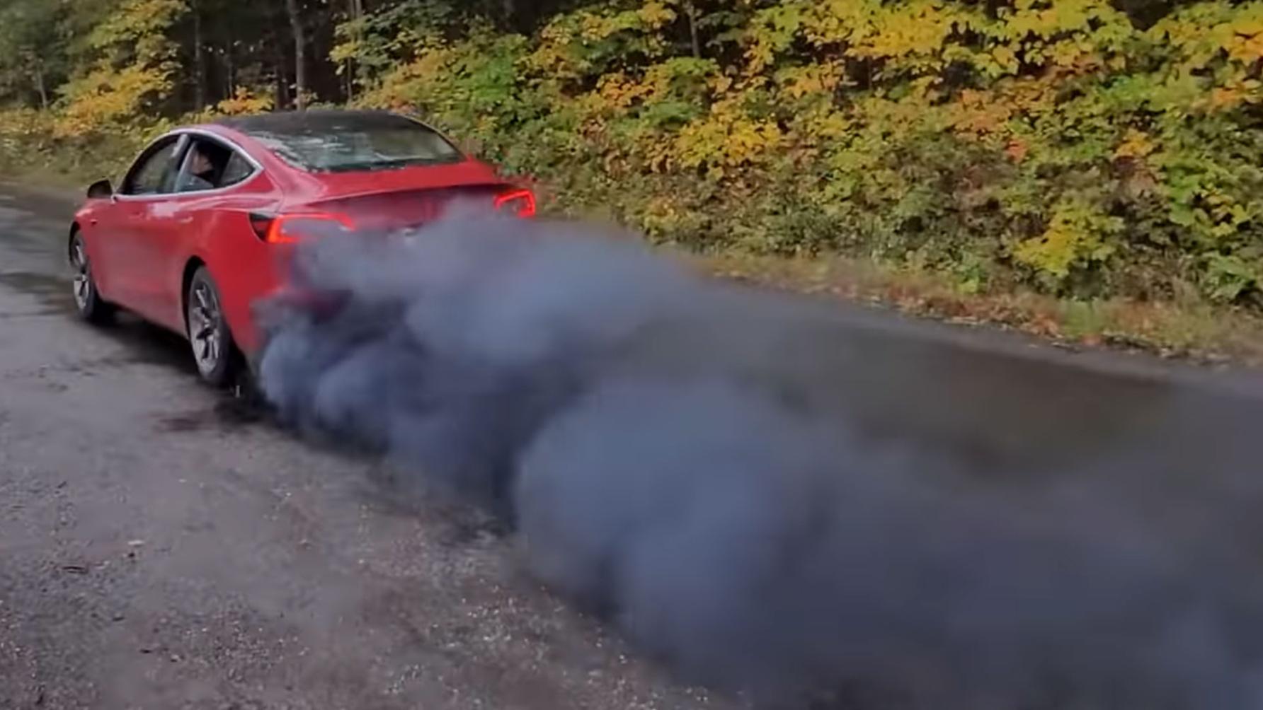 Tesla Model 3 aangepast om dikke 'dieselwalmen' te produceren (VIDEO)