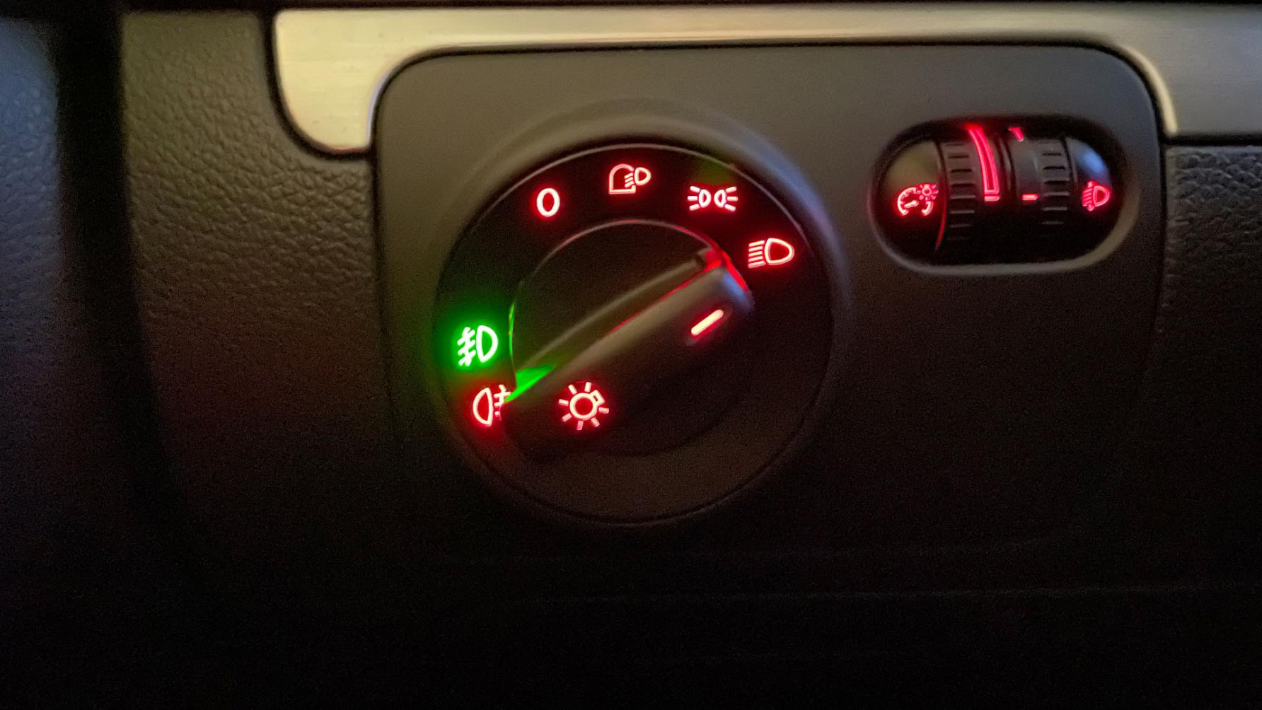 Zo weet je altijd zeker dat de juiste mistlampen (voor of achter) aan staan