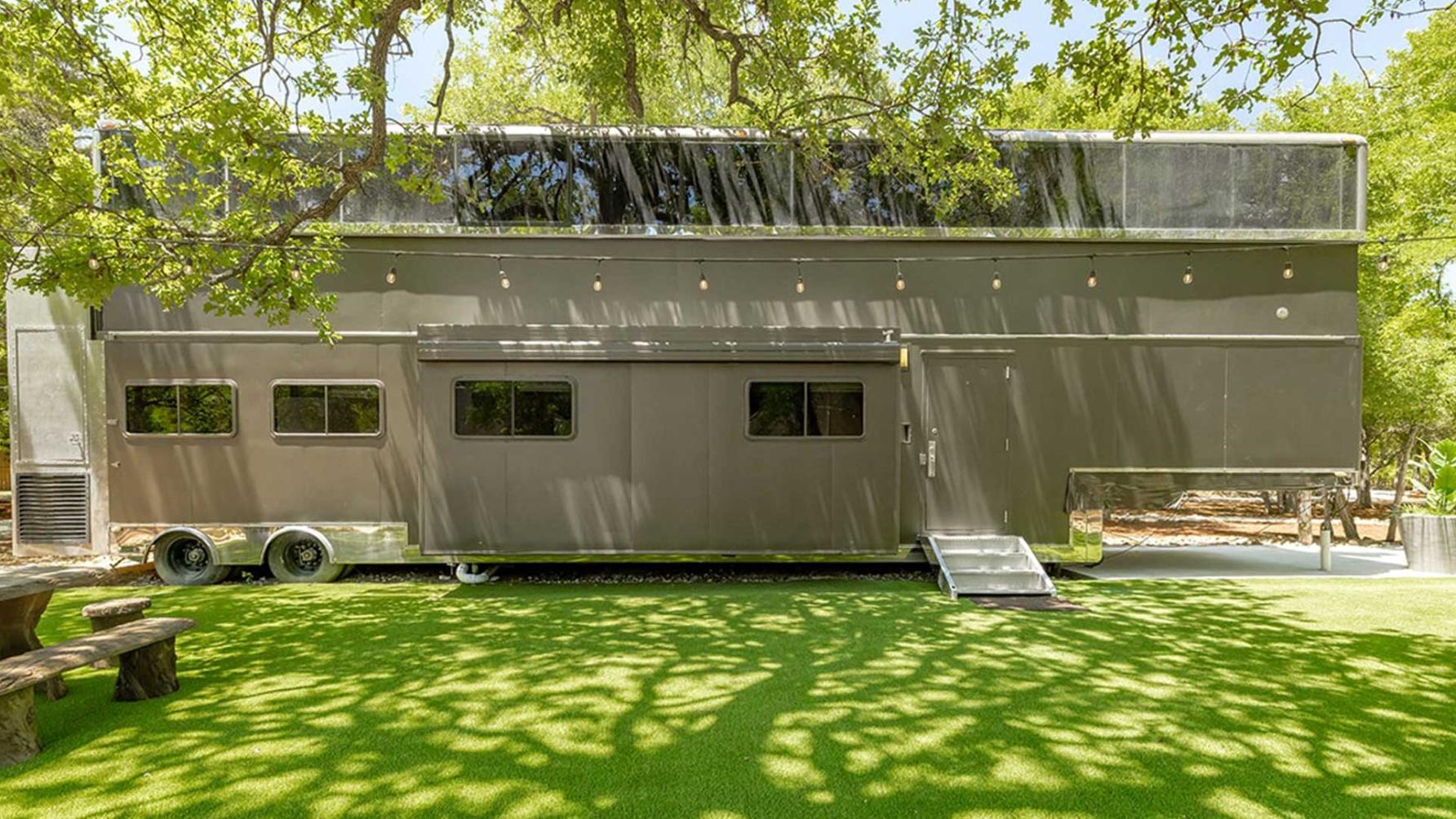 Dit kost het om de 'grootste caravan ter wereld' te huren voor een nachtje