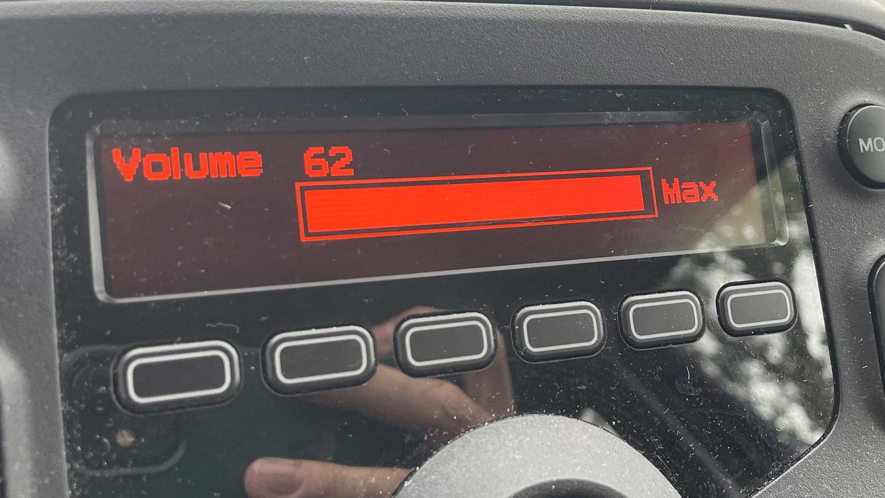 Waarom het maximale radiovolume vaak geen mooi rond getal is