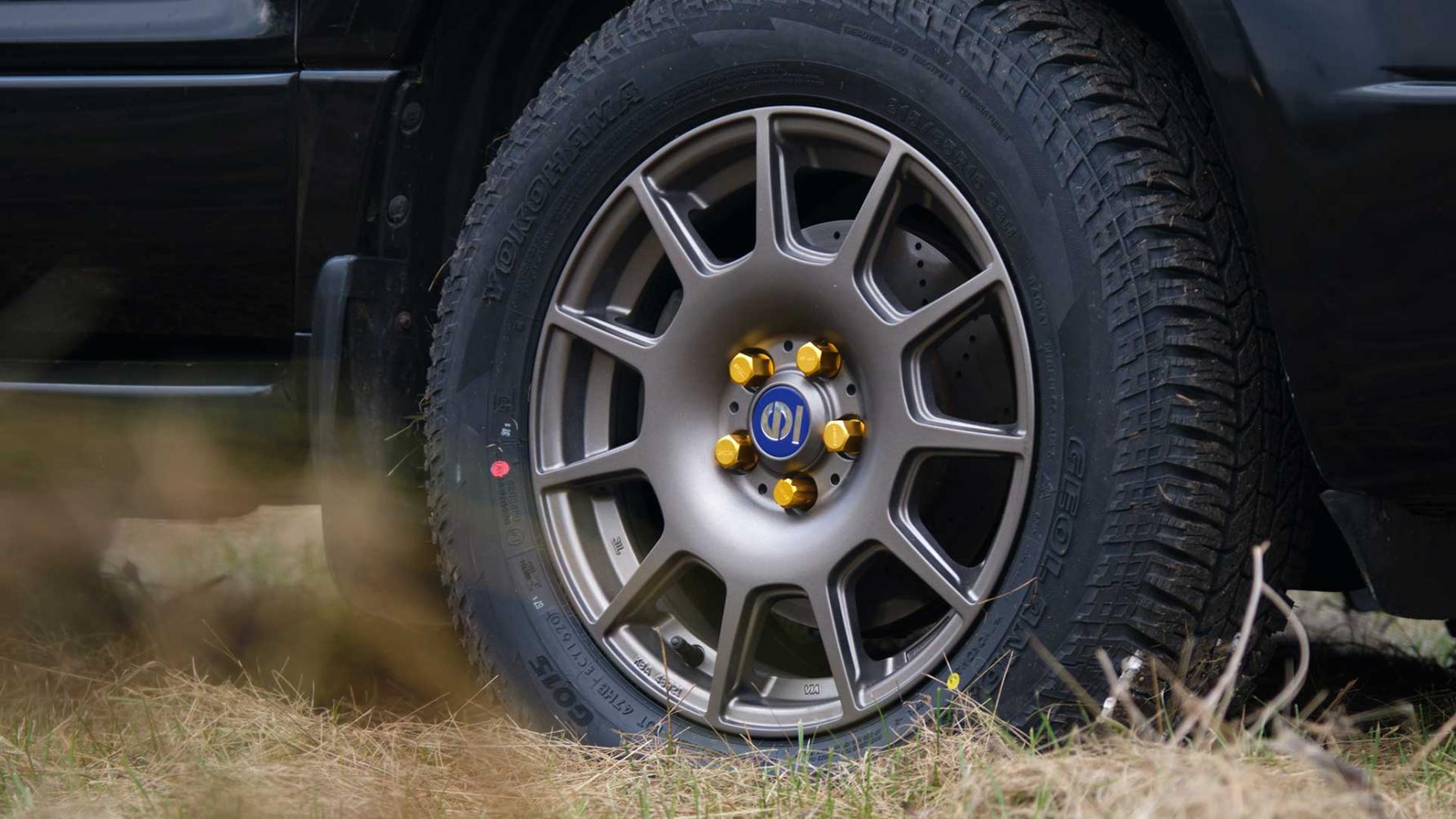 Waarom zit er vaak een rode of gele stip op autobanden?