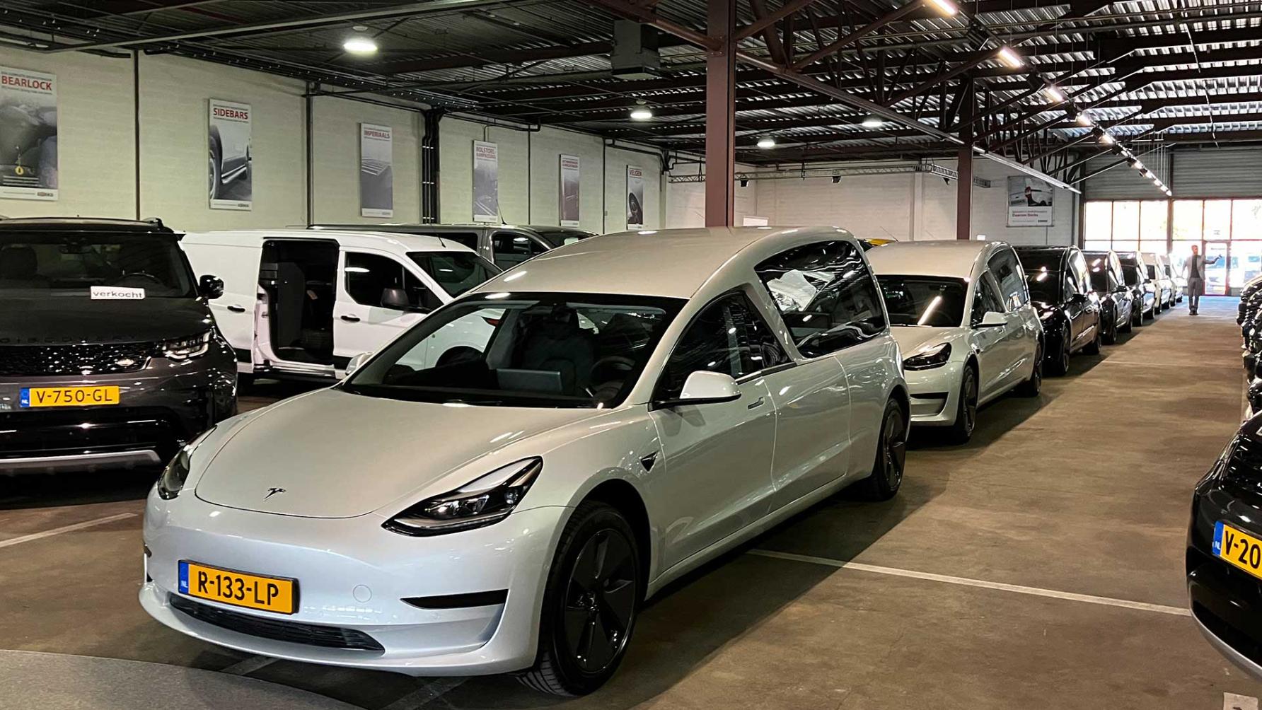 Deze Tesla lijkwagen komt uit Nederland en staat te koop