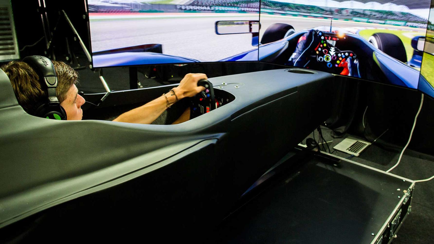 'Max Verstappen liet racesimulator in privéjet bouwen'