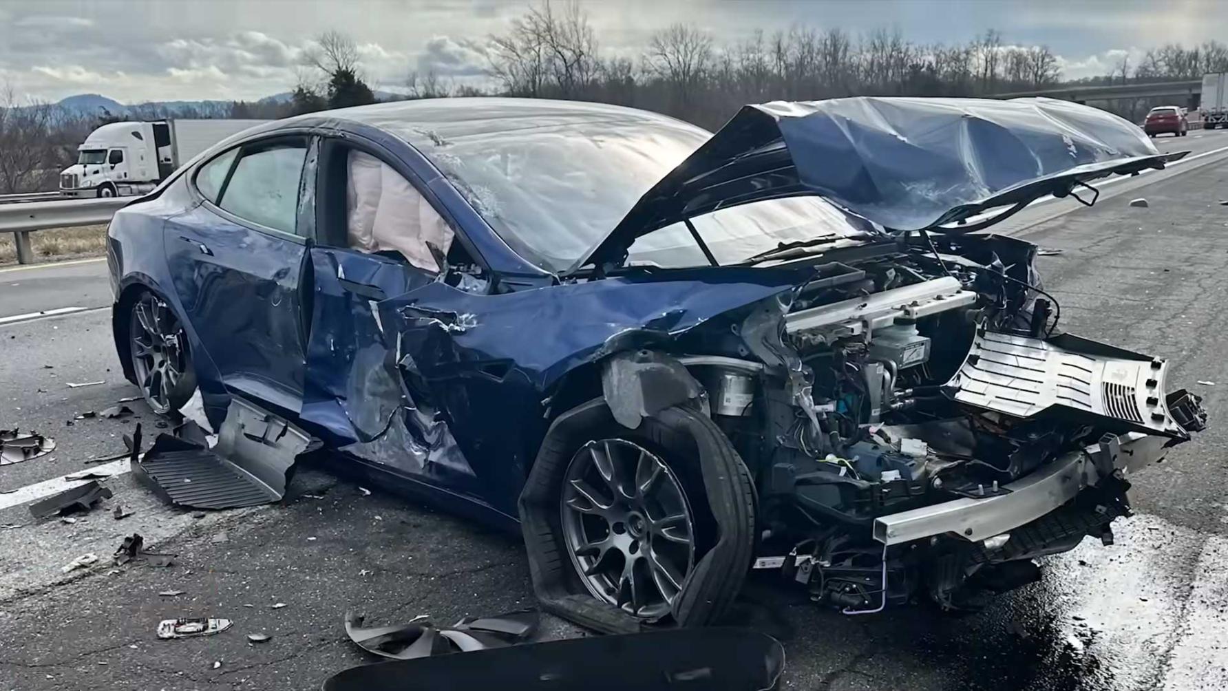 Nieuwe Tesla Model S is na nog geen drie uur al total loss gereden