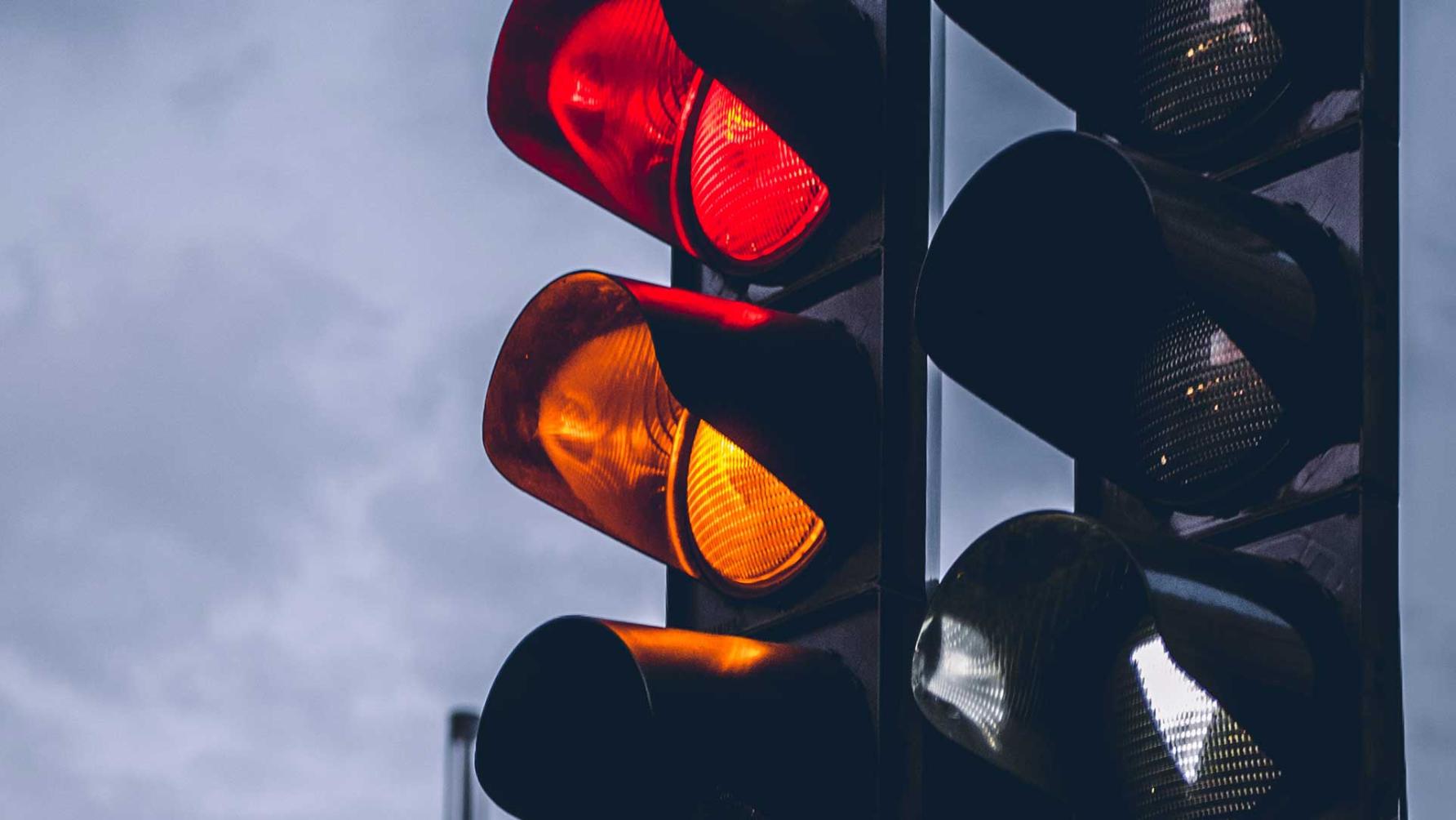 Een verkeerslicht (stoplicht) is niet oranje, maar geel