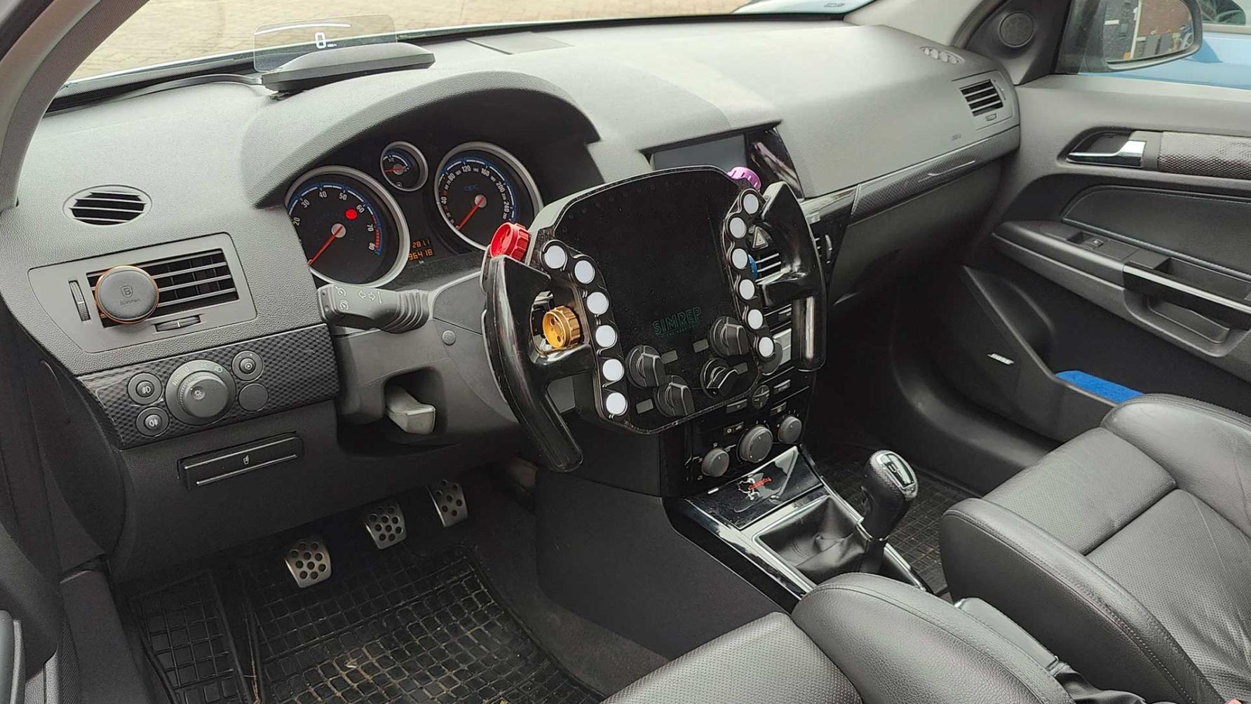 Je kunt nu een F1-stuur voor in jouw auto kopen