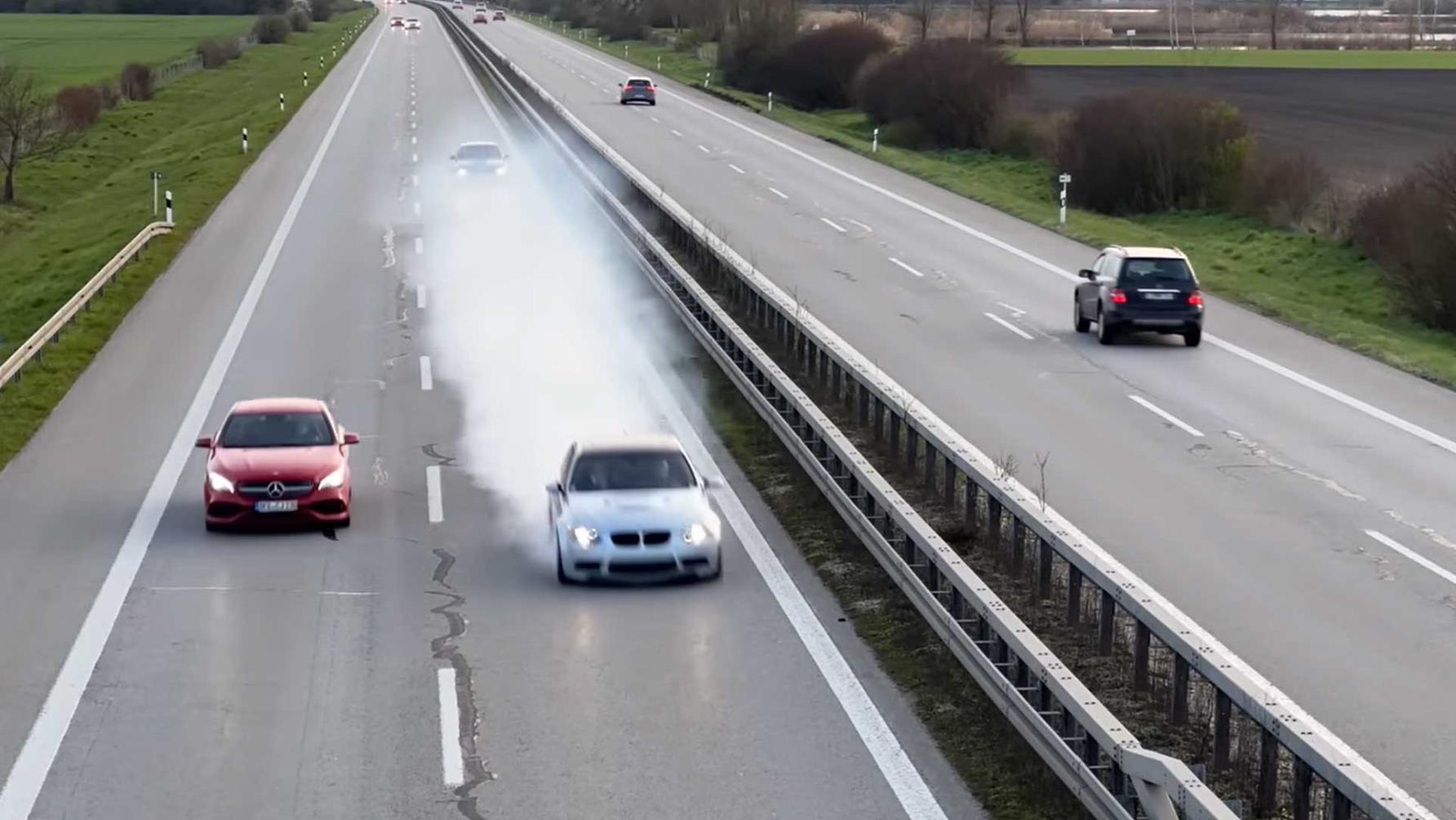 Kijk hoe de V8 van een BMW M3 ploft op de Autobahn